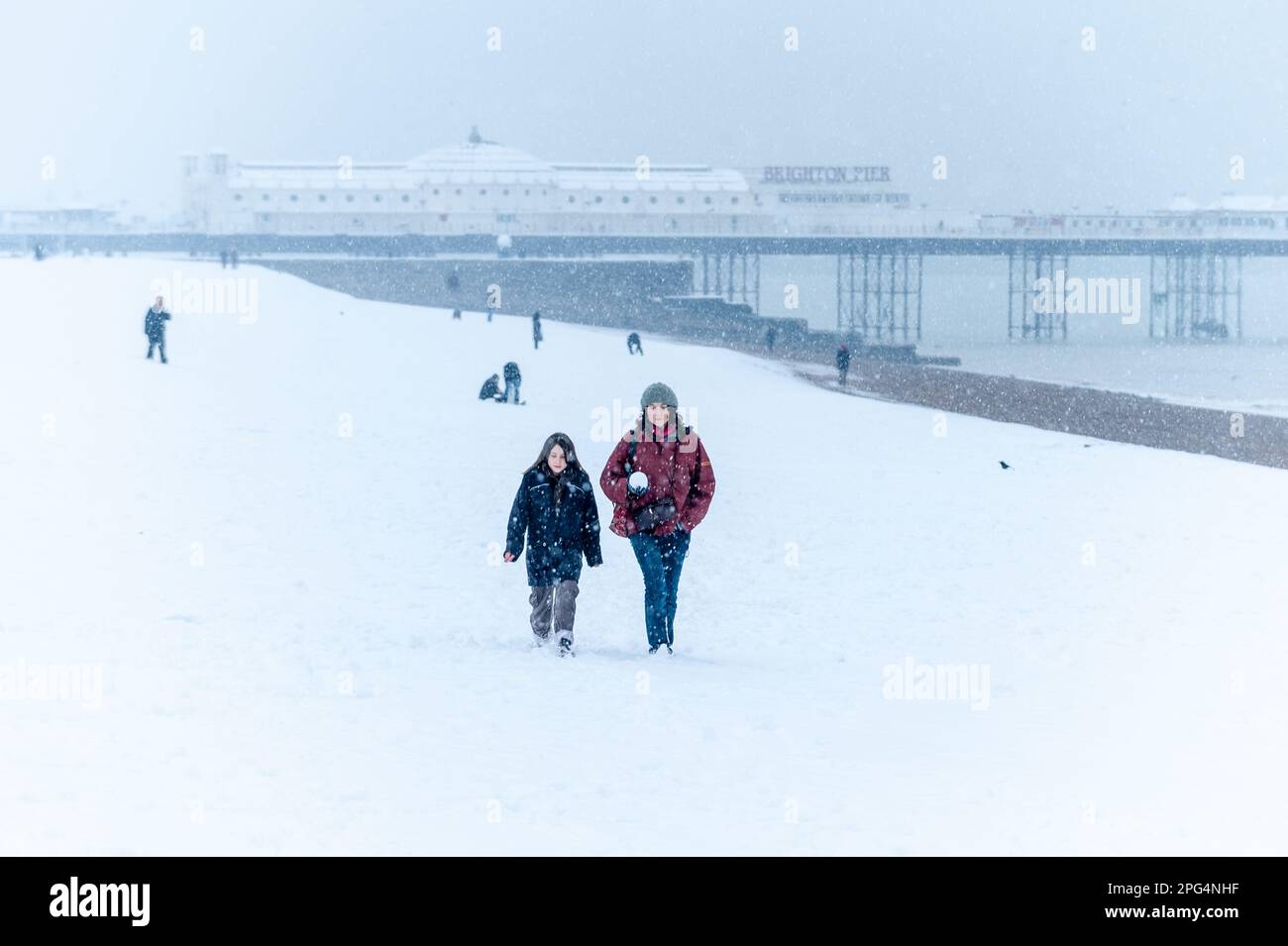 Brighton, February 2nd 2009: Rare snowfall on Brighton beach Stock ...