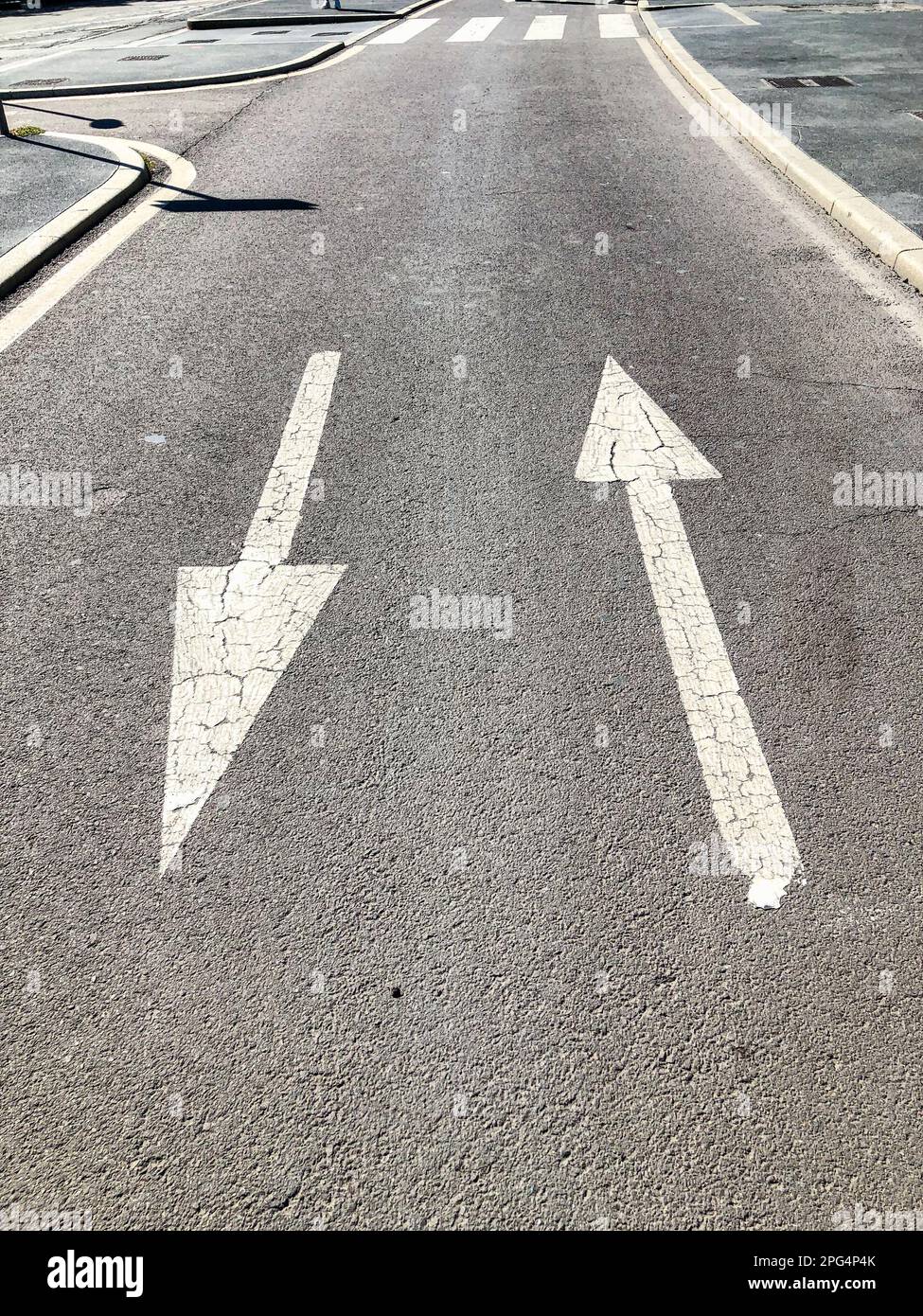 Two arrows opposite direction hi-res stock photography and images - Alamy