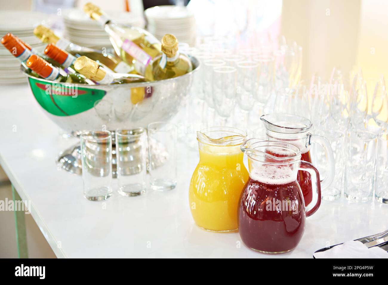 Drinks and bottles of wine at a banquet Stock Photo - Alamy
