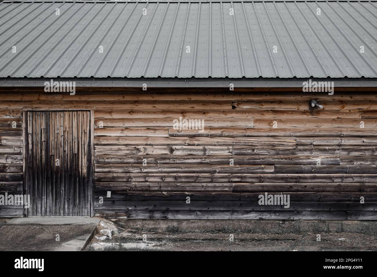 Dreary weathered and dirty wood barn building Stock Photo - Alamy