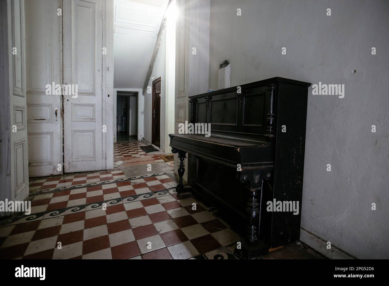 Old piano on tiled floor at abandoned building Stock Photo - Alamy