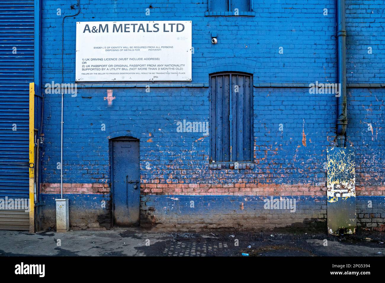 Blue painted facade to Liverpool dockland warehouse Stock Photo - Alamy