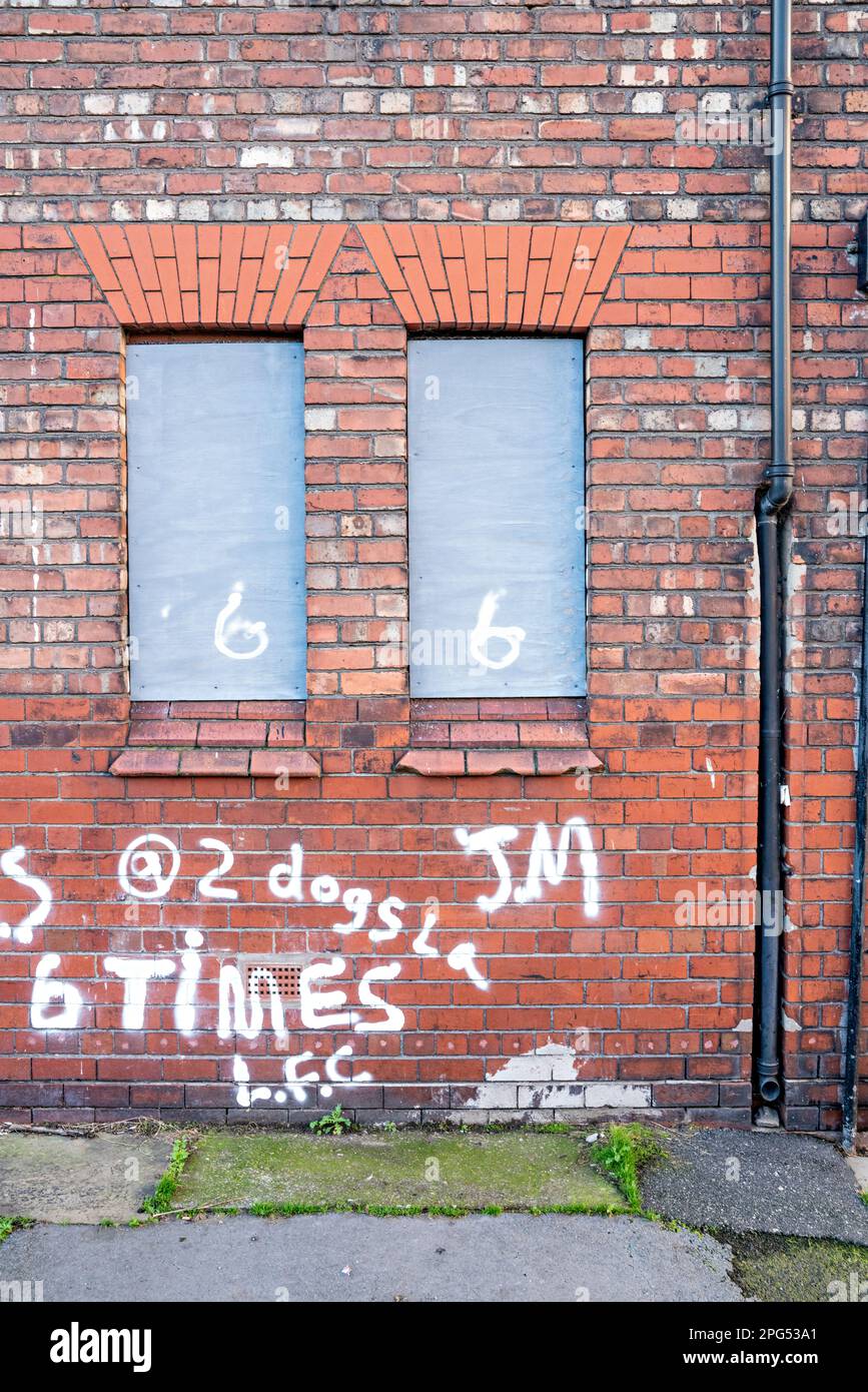 Boarded up windows in Liverpool warehouse Stock Photo - Alamy