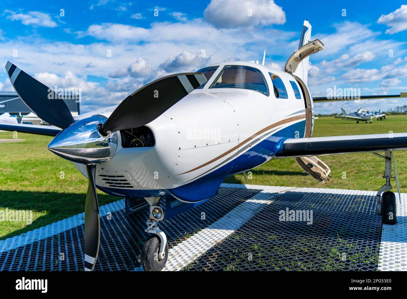 Part private airplane hi-res stock photography and images - Alamy
