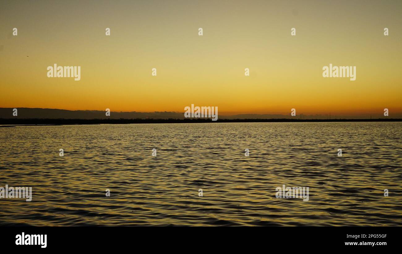 Calm water setting hi-res stock photography and images - Alamy