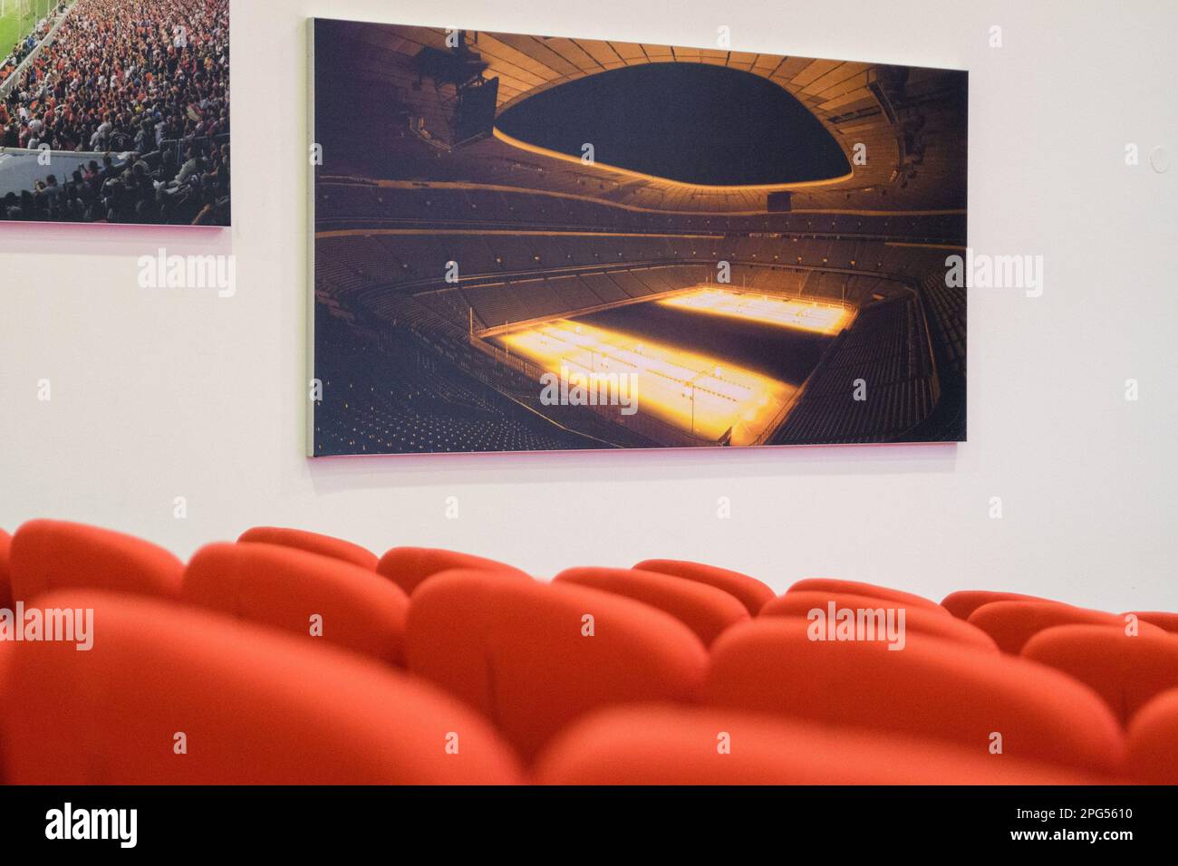 Press conference room empty seats hi-res stock photography and images ...