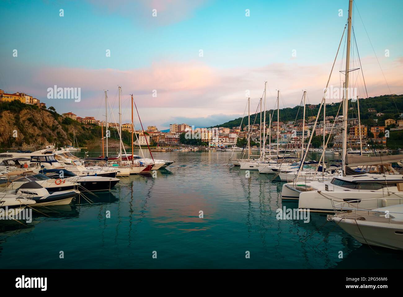 Porto di agropoli hi-res stock photography and images - Alamy