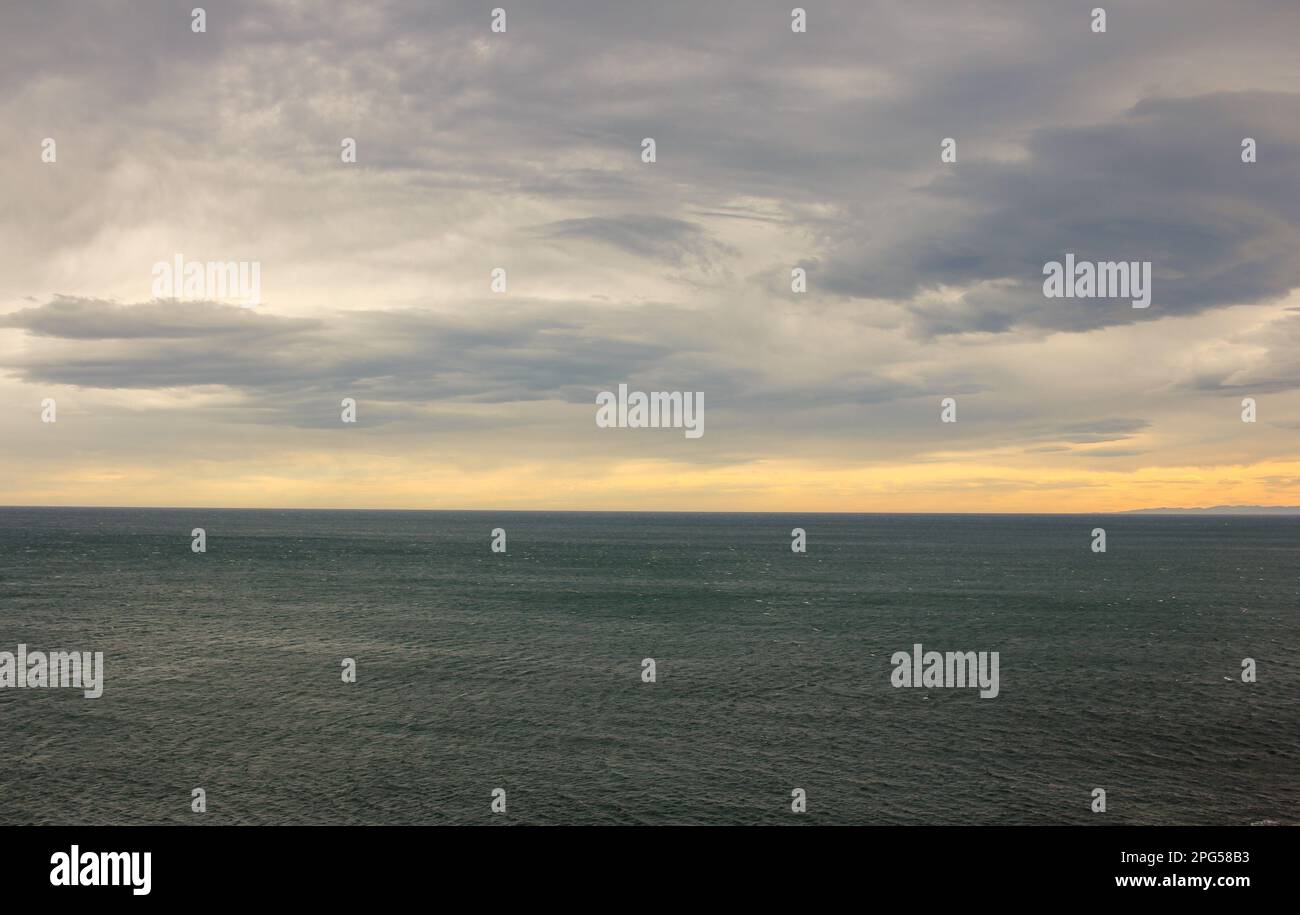 Gray sky over ocean hi-res stock photography and images - Alamy