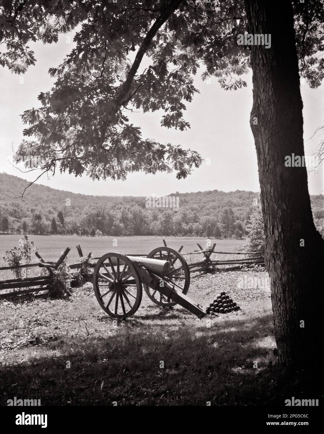 1950s VIEW OF THE AMERICAN CIVIL WAR GETTYSBURG BATTLEFIELD WITH CANNON ...
