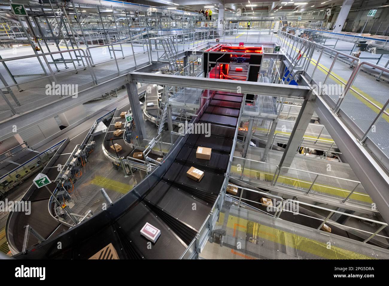 Aschheim, Germany. 20th Mar, 2023. Parcels lie on a conveyor belt in ...