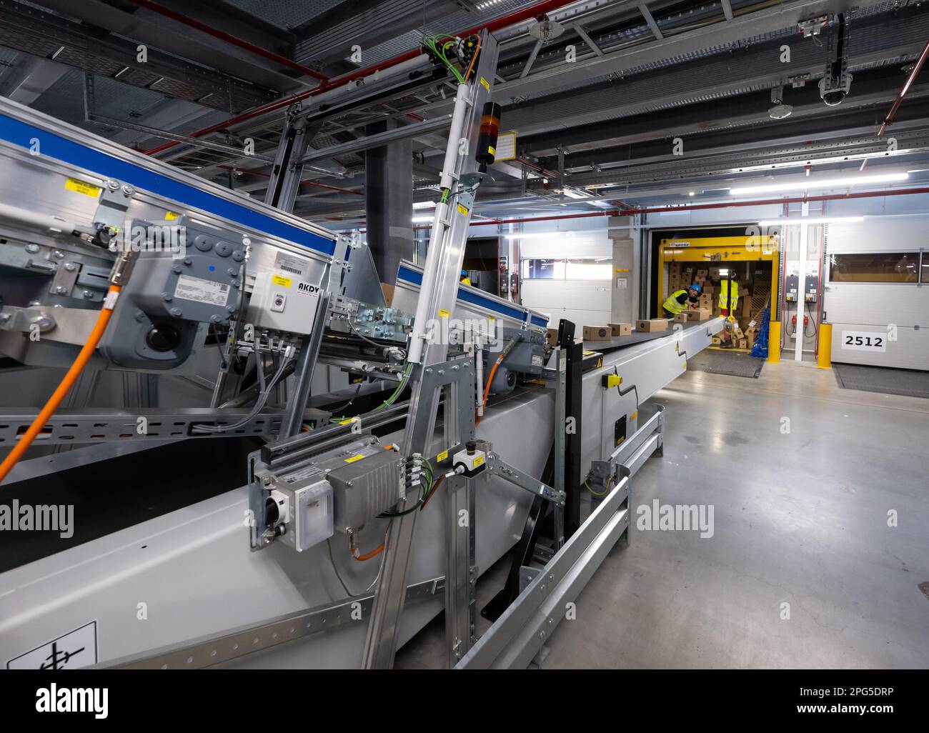 Aschheim, Germany. 20th Mar, 2023. Employees place parcels on a ...