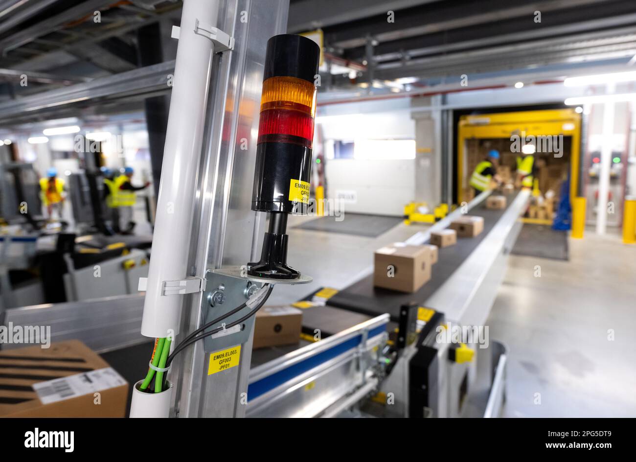 Aschheim, Germany. 20th Mar, 2023. Employees place parcels on a ...