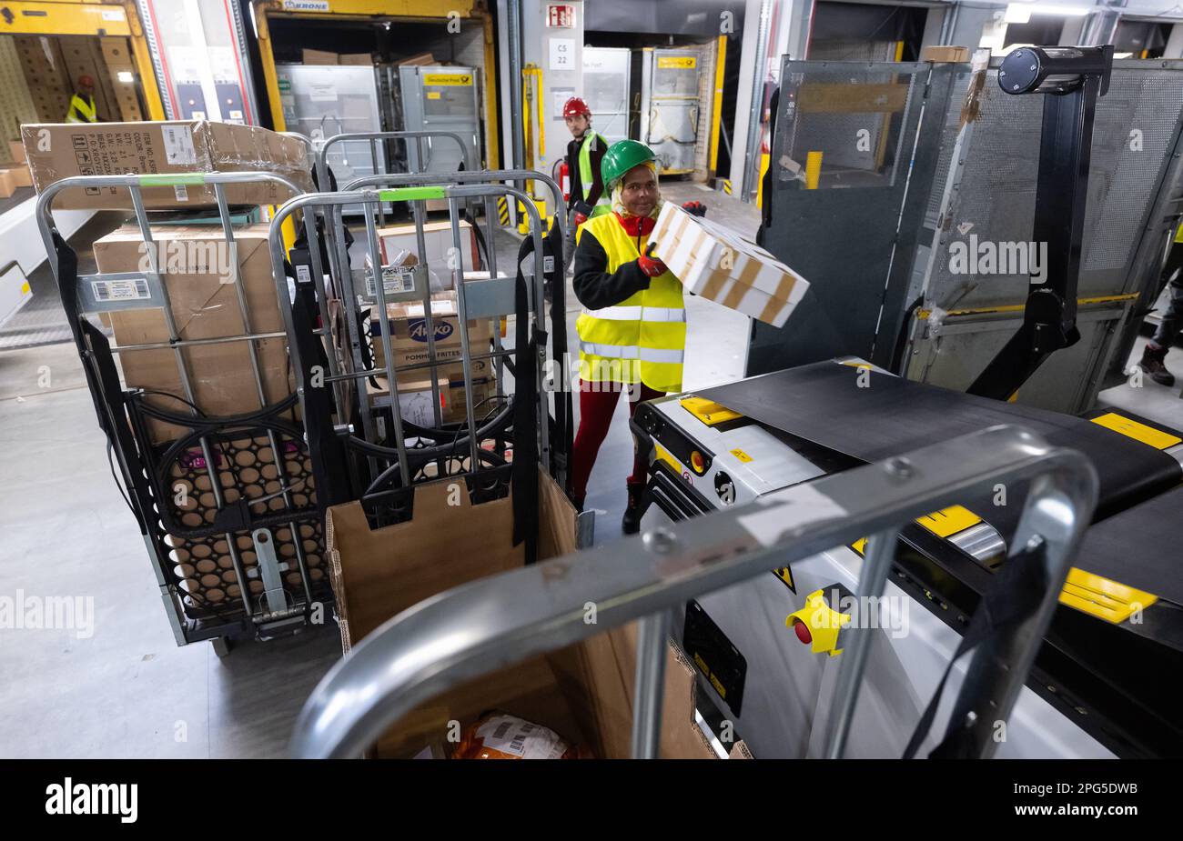 Aschheim, Germany. 20th Mar, 2023. An employee places parcels on a ...
