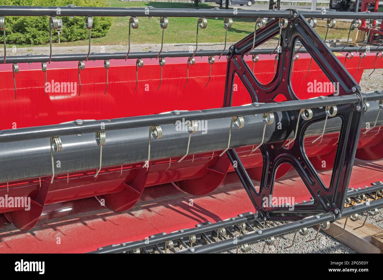Grain header with reel for combine harvester. Trailed agricultural ...