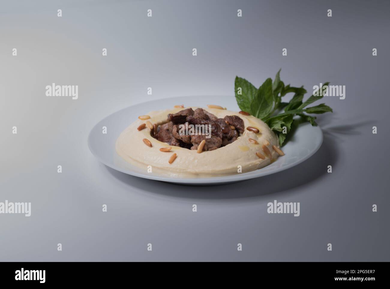 hummus with meat dish Stock Photo - Alamy