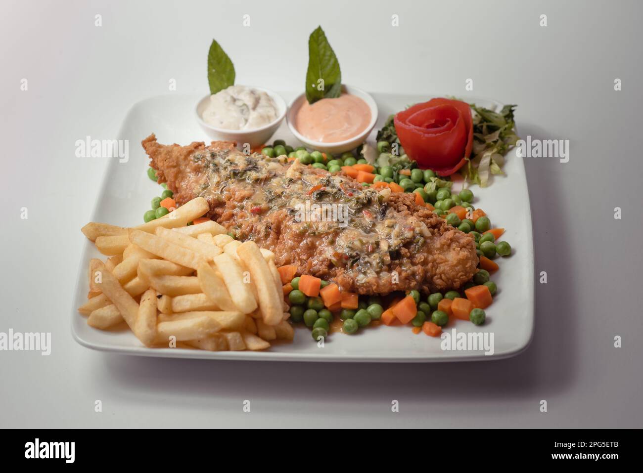 Presentation dish fried fish hi-res stock photography and images - Alamy