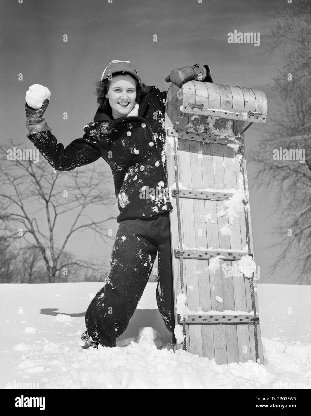 1950s smiling portrait brunette woman Black and White Stock Photos ...