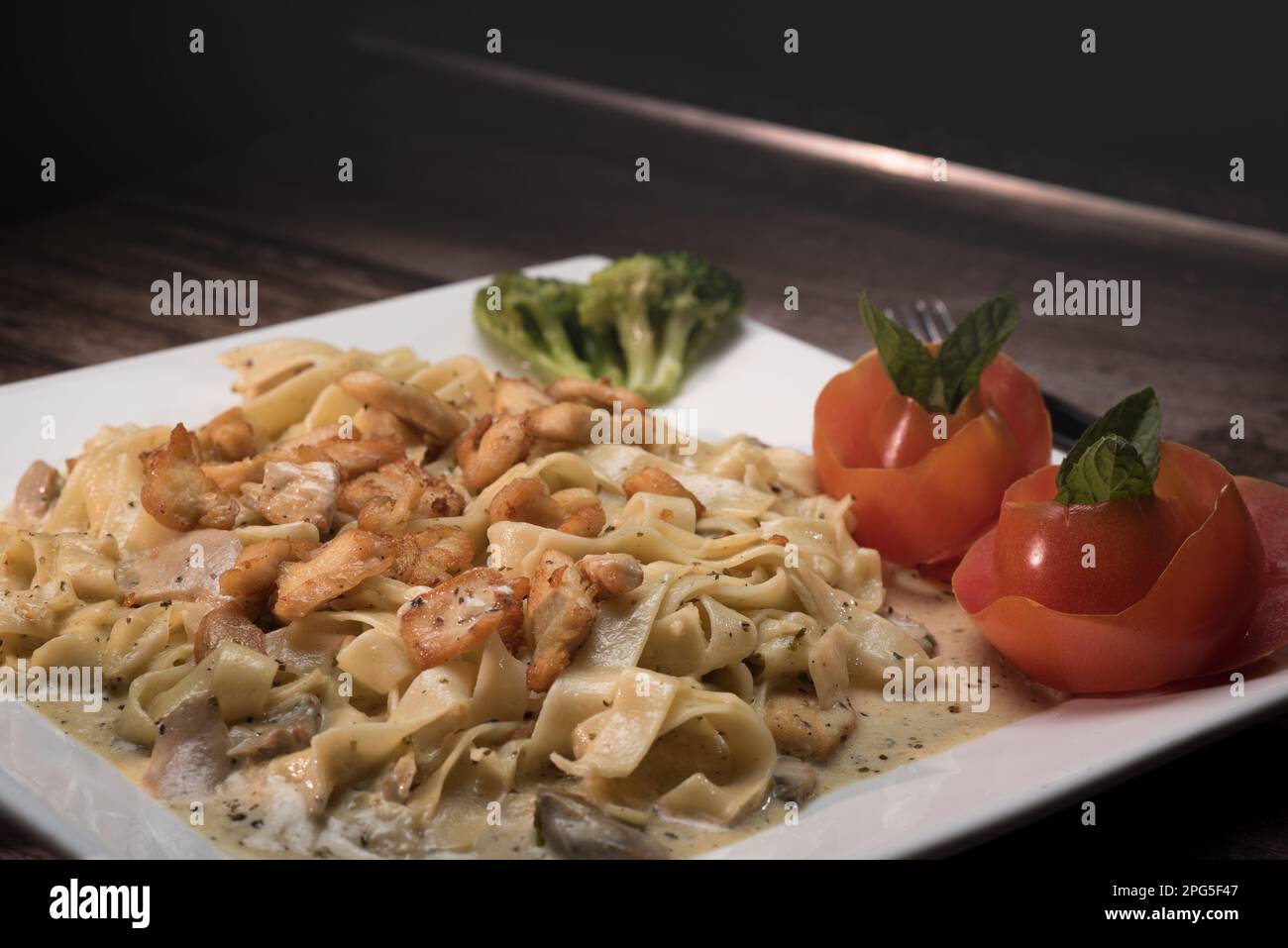 Fettuccini chicken hi-res stock photography and images - Alamy
