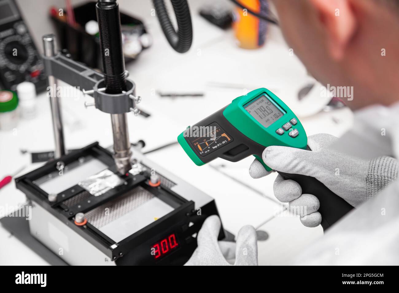 The master measures the temperature of the microchip at the soldering ...