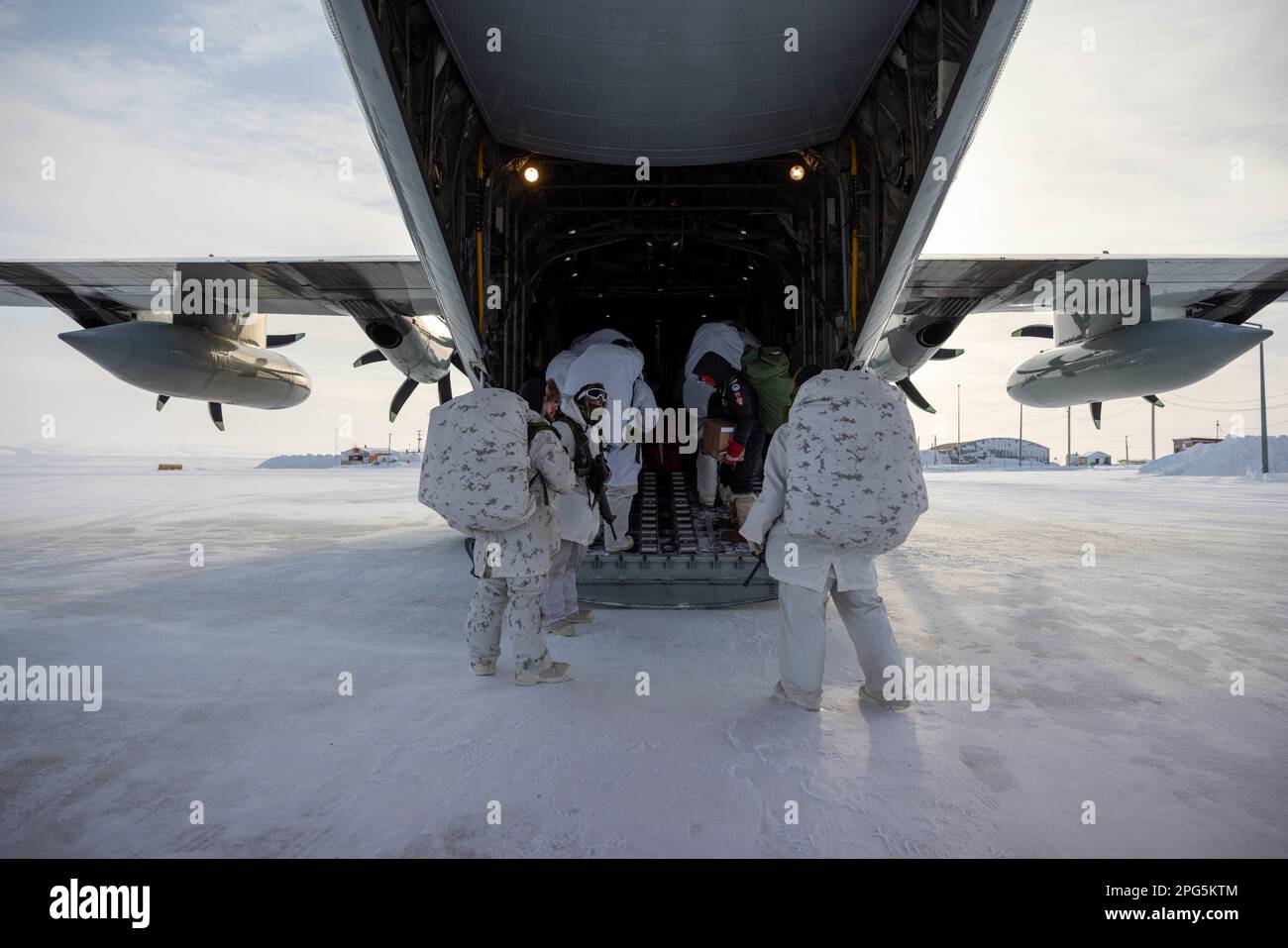 Soldiers from the Royal Canadian Armed Forces board an LC-130 Hercules ...