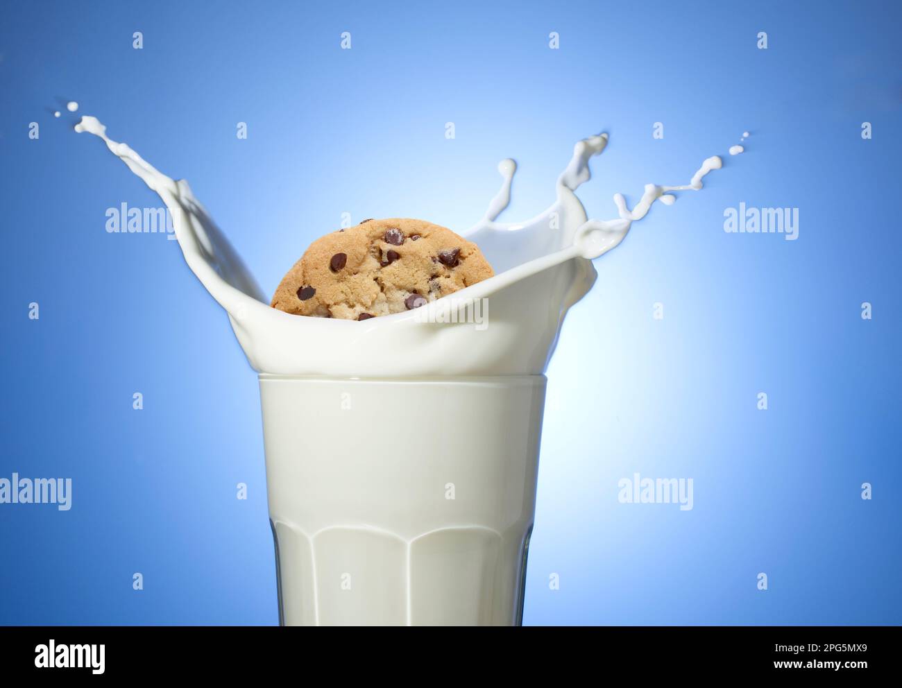 Pouring chocolate chips hi-res stock photography and images - Alamy