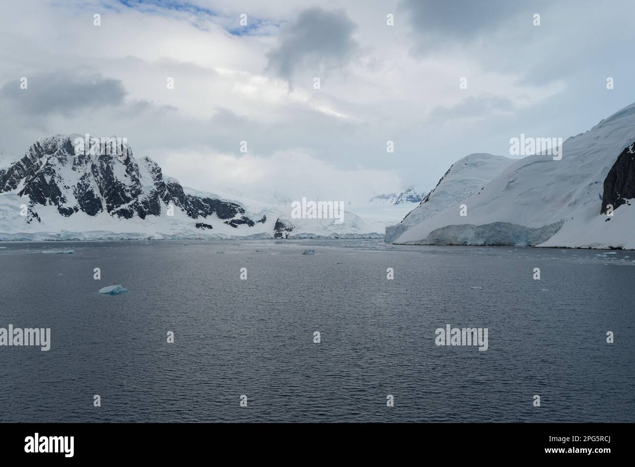 Cruise ship in lemaire channel hi-res stock photography and images - Alamy