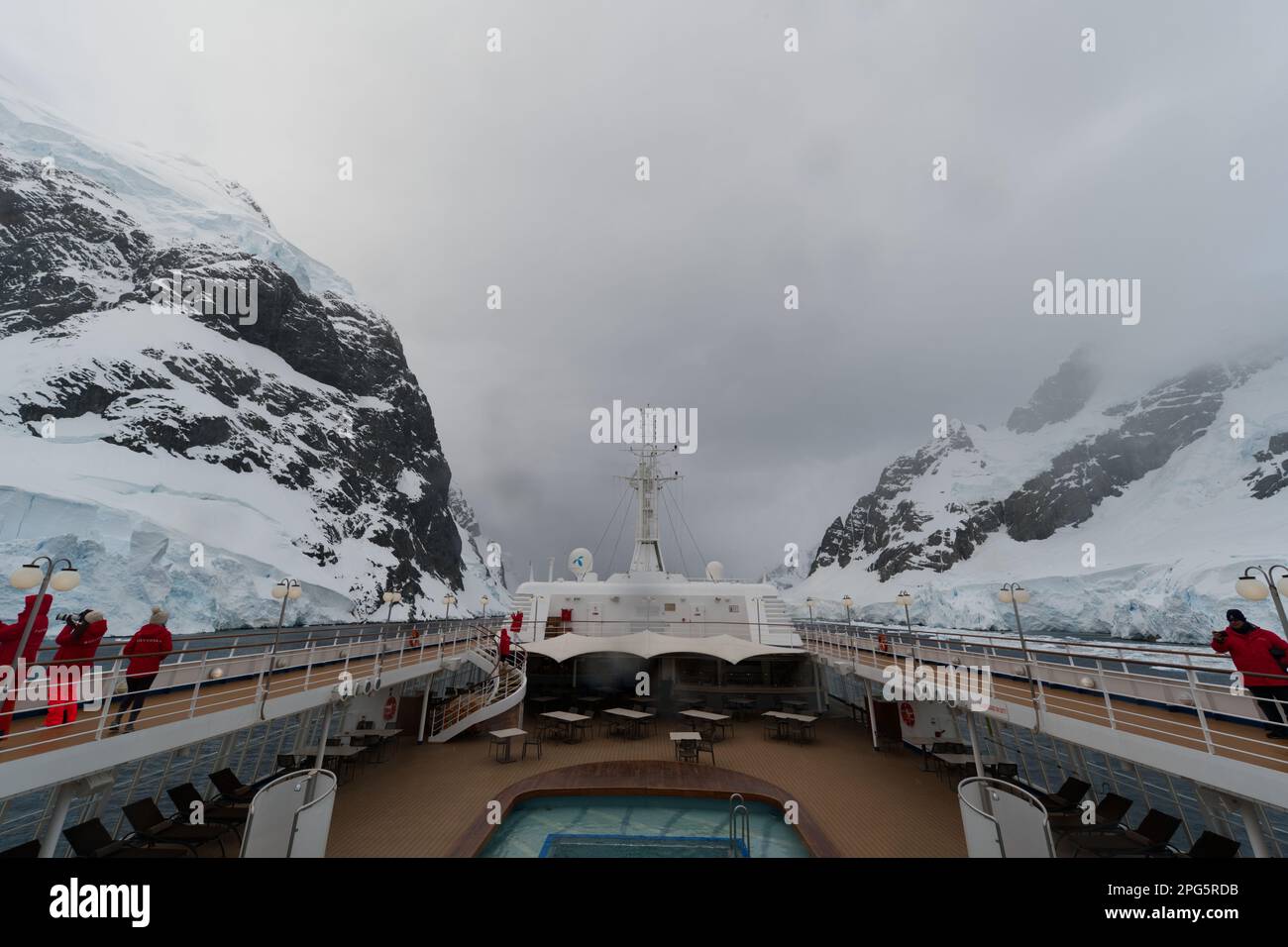 Snow mountains people deck chair hi-res stock photography and images ...