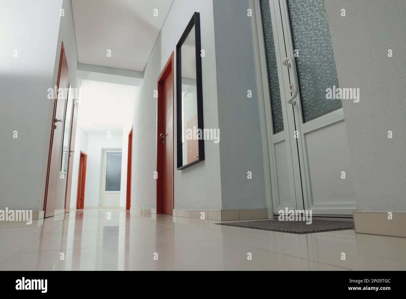 Very long mirror corridor hi-res stock photography and images - Alamy