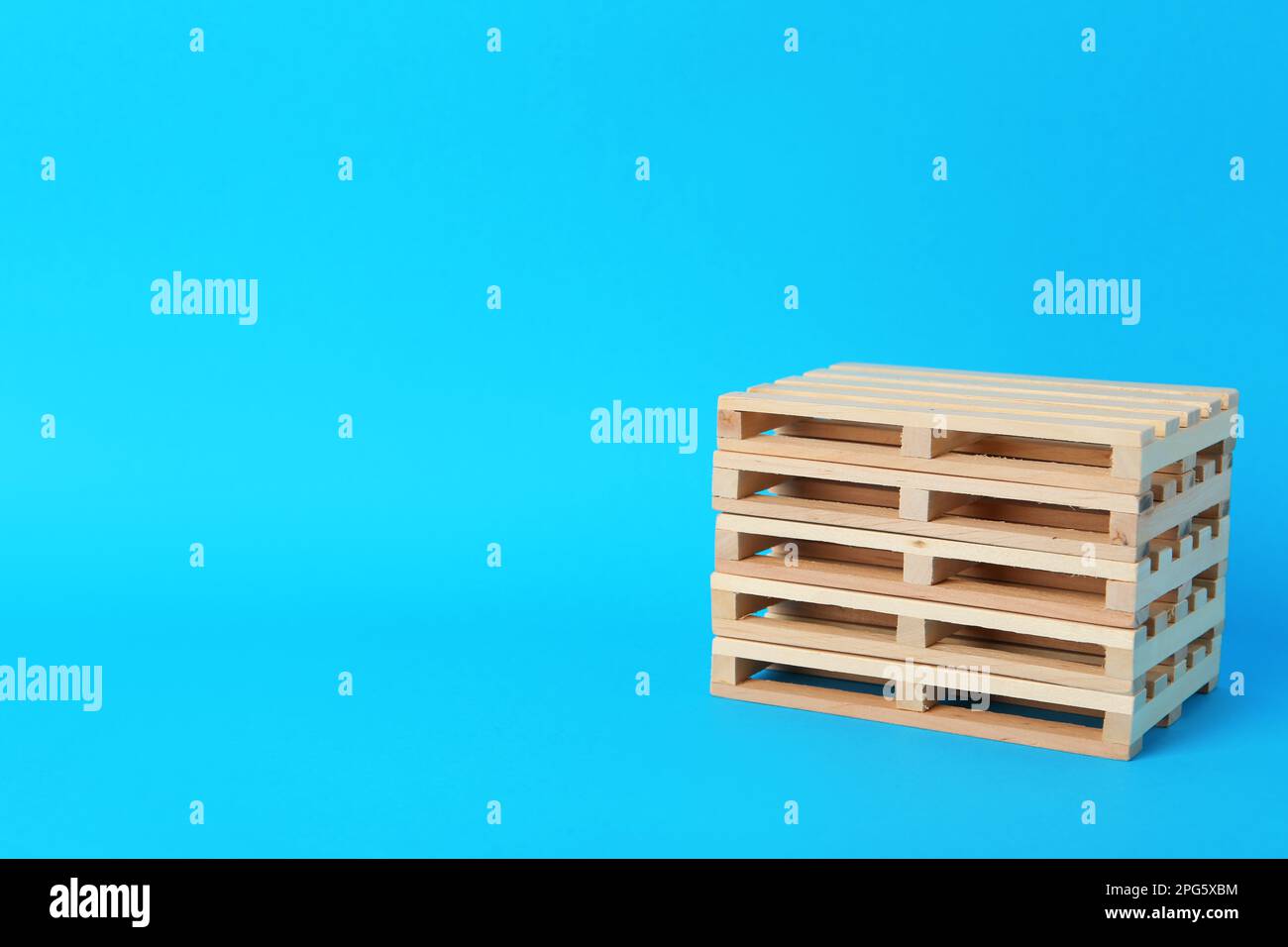 Stack of blue wooden pallets hi-res stock photography and images - Alamy