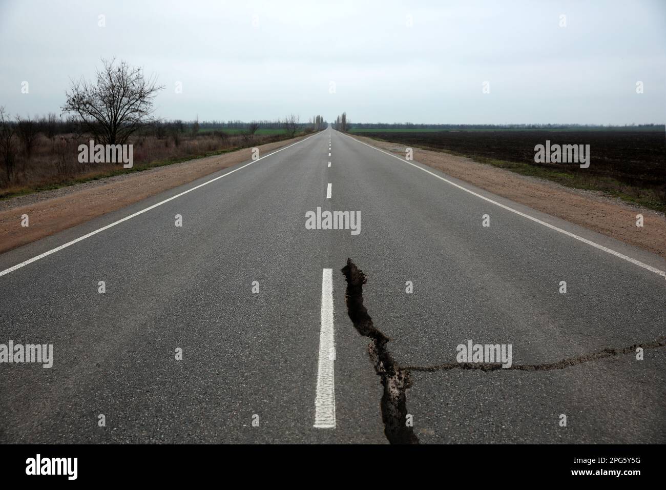 Cracked asphalt after earthquake hi-res stock photography and images ...