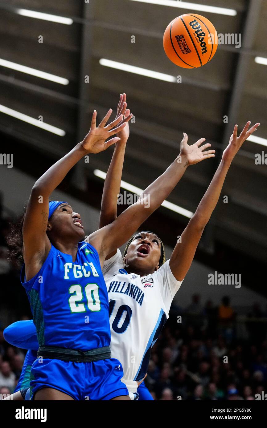Florida Gulf Coast's Sha Carter (20) and Villanova's Christina Dalce go ...