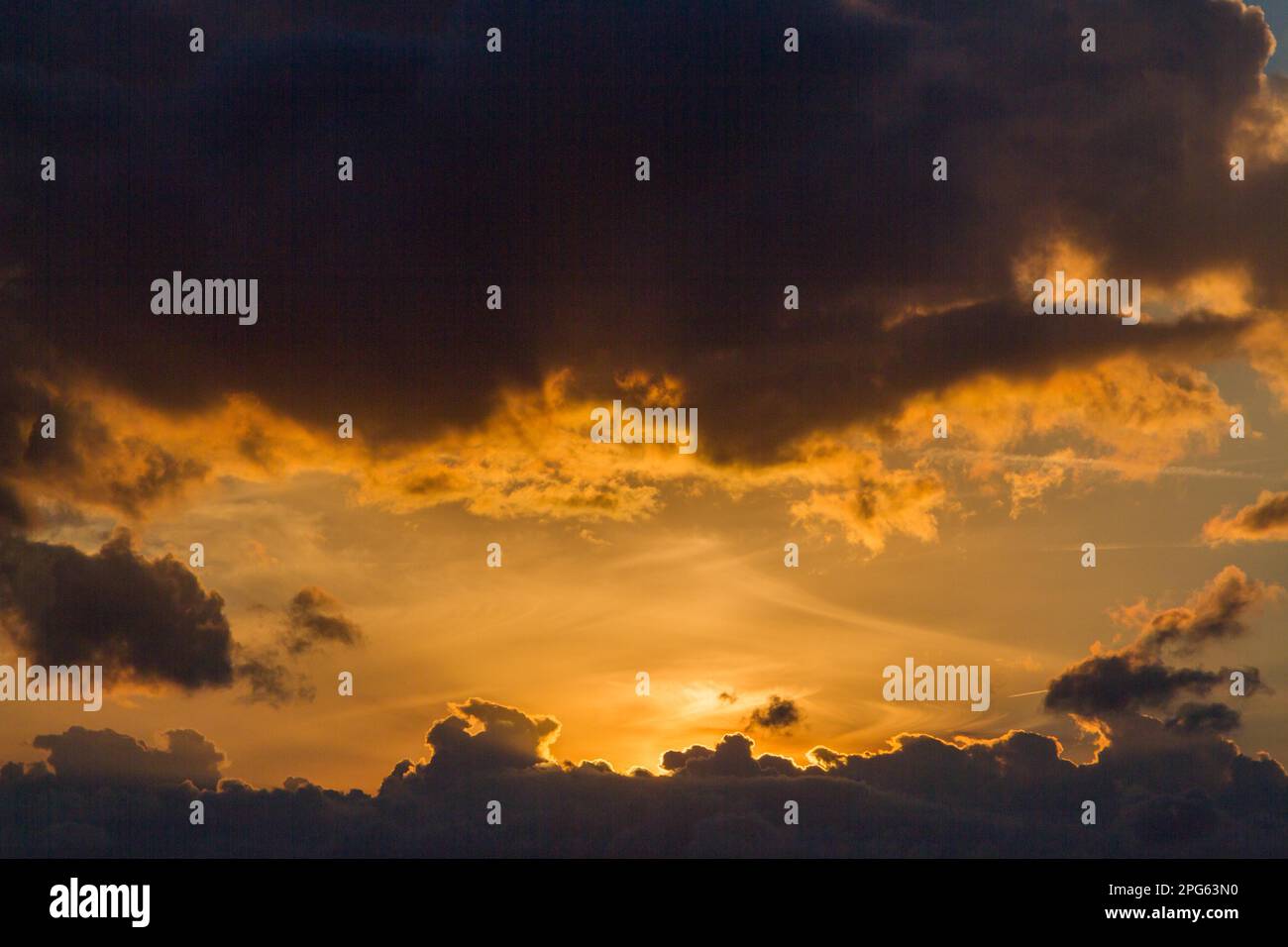Dramatic sky pattern hi-res stock photography and images - Alamy