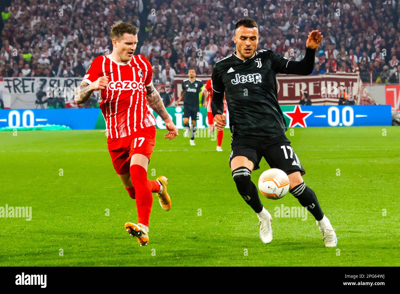 Lucas KUEBLER (SC Freiburg) in a duel with Filip KOSTIC (Juventus Turin ...