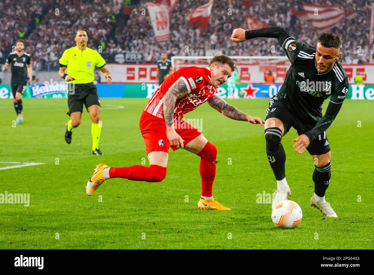Lucas KUEBLER (SC Freiburg) in a duel with Filip KOSTIC (Juventus Turin ...