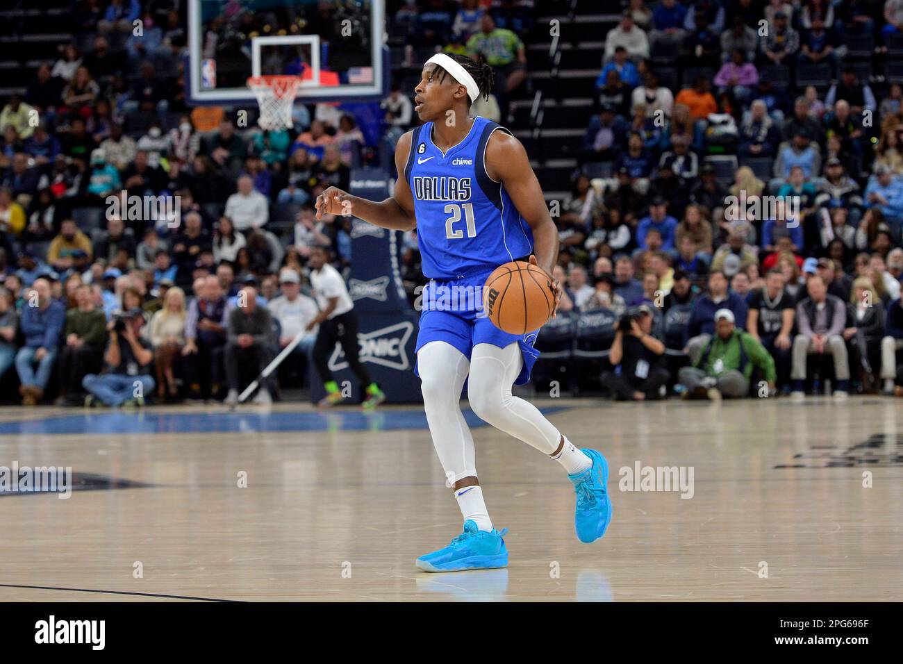 Dallas Mavericks guard Frank Ntilikina (21) handles the ball in the ...