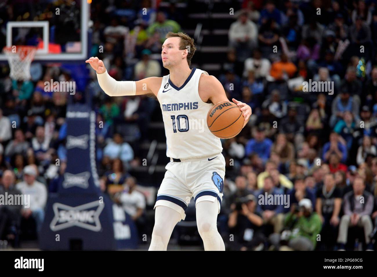 Memphis Grizzlies guard Luke Kennard (10) plays in the second half of ...