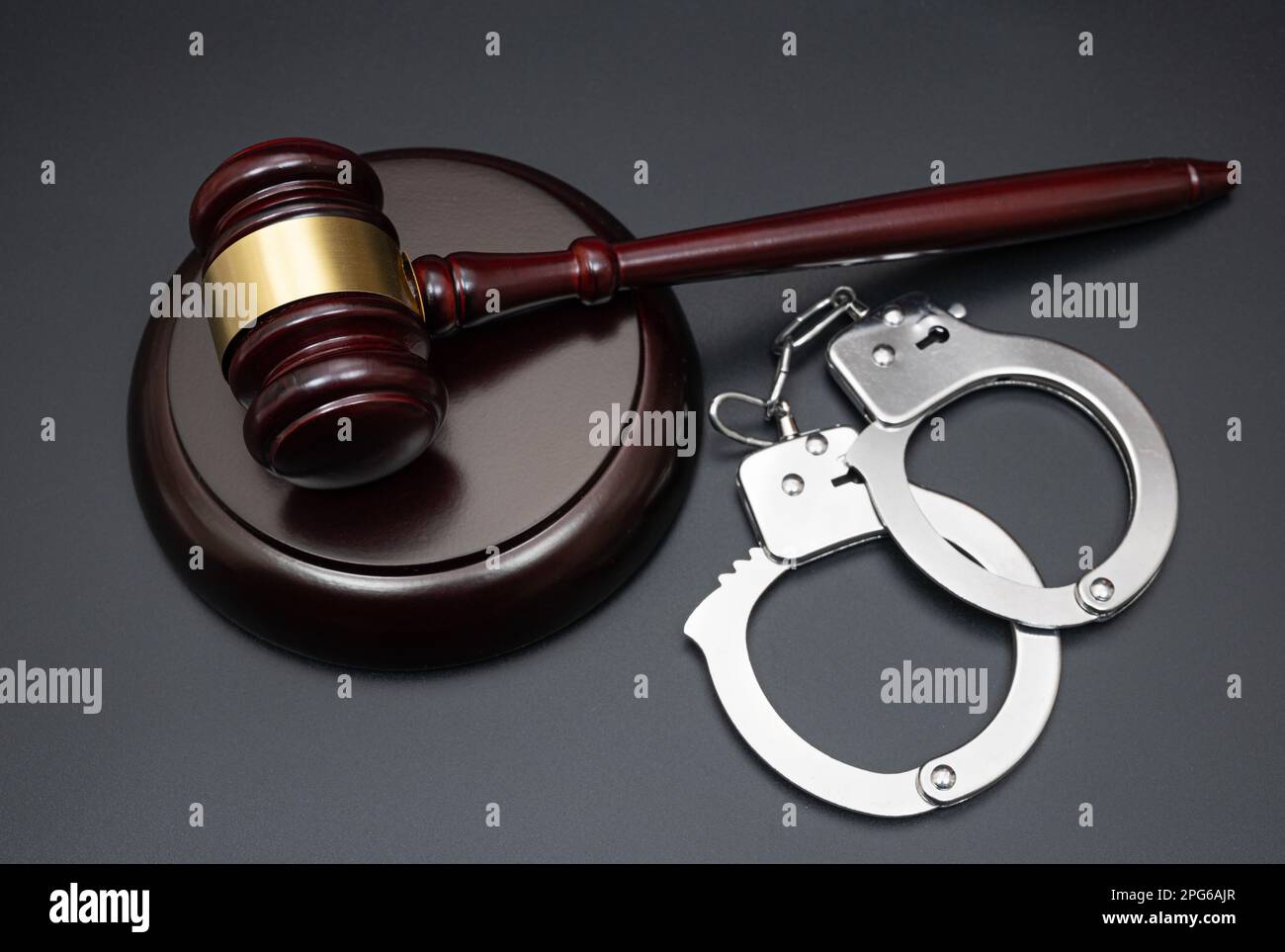 Judge gavel and handcuffs hi-res stock photography and images - Alamy