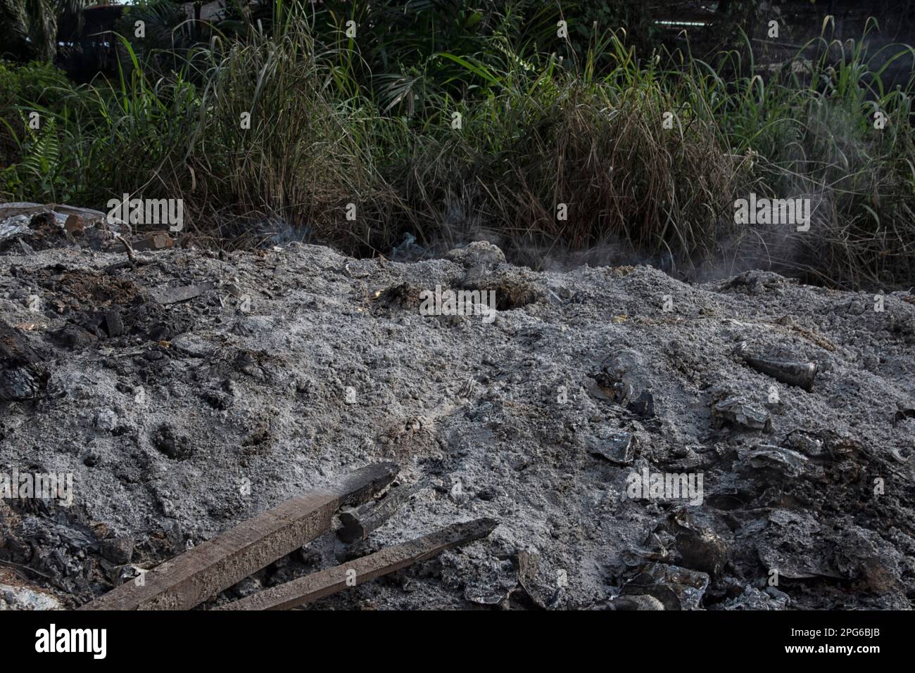 Wood ashes on ground hi-res stock photography and images - Alamy