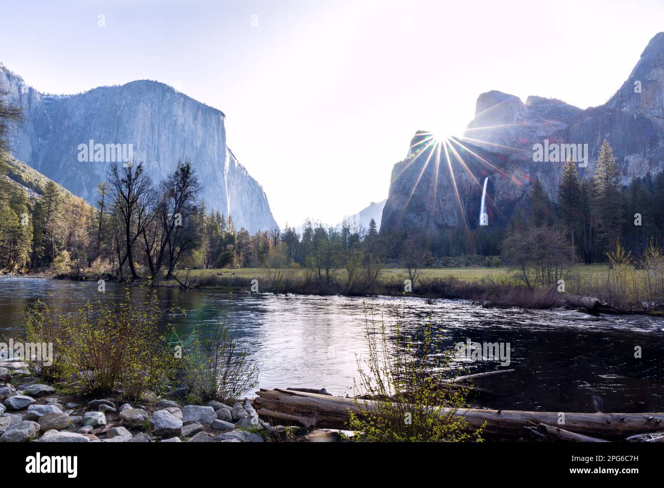 Sunrise landscape at Yosemite National Park's Valley View of the Merced ...