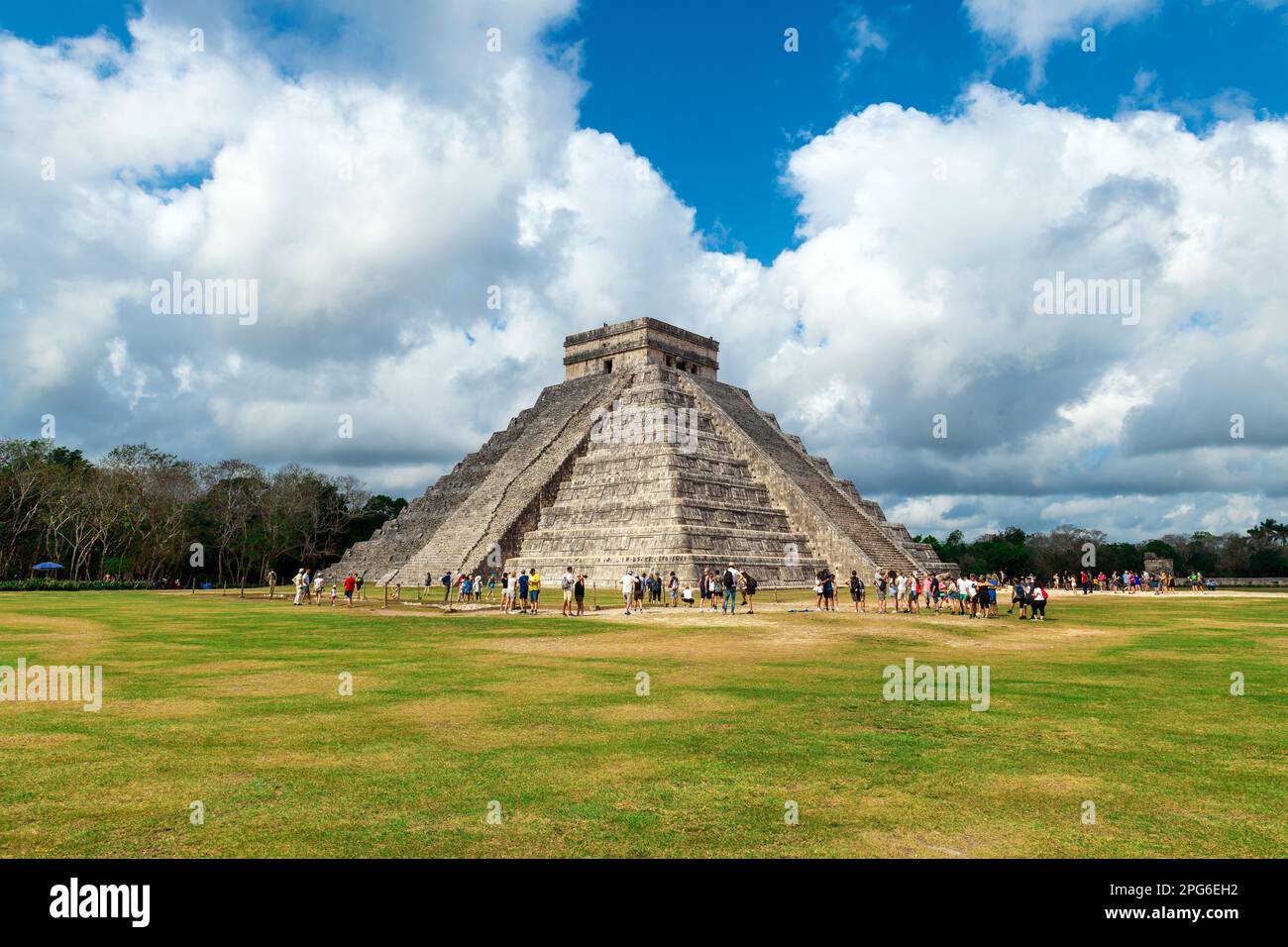 Kukulkan pyramid with tourists people, Chichen Itza, Yucatan, Mexico ...