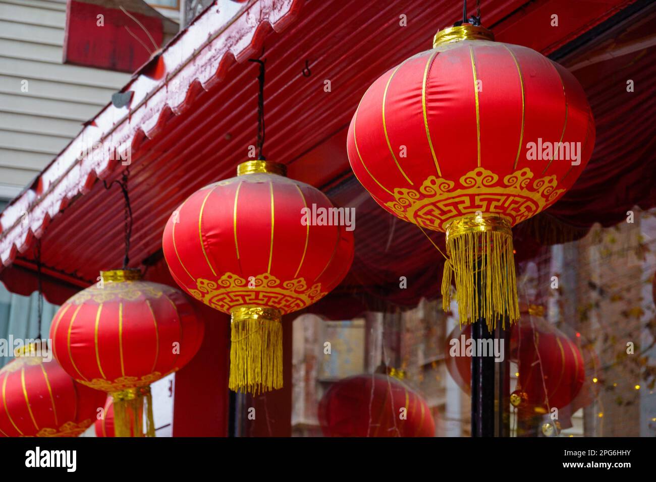 Chinese lanterns hanging on shop Stock Photo - Alamy