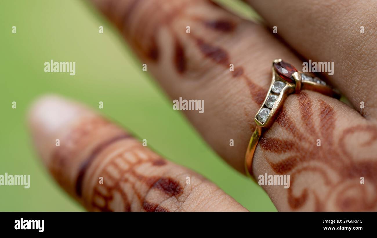 Girl mehndi design henna hand hi-res stock photography and images - Alamy