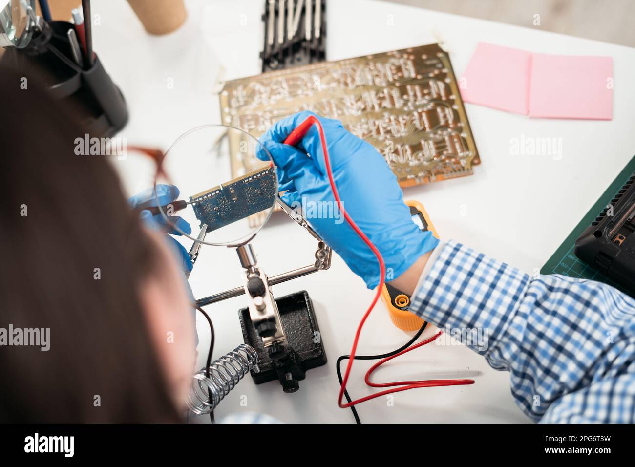 Measurement with a multimeter of resistance in the computer board ...
