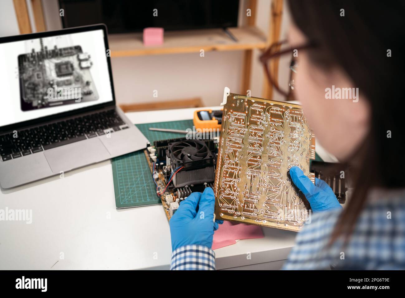 Pc board repair tutorial hi-res stock photography and images - Alamy