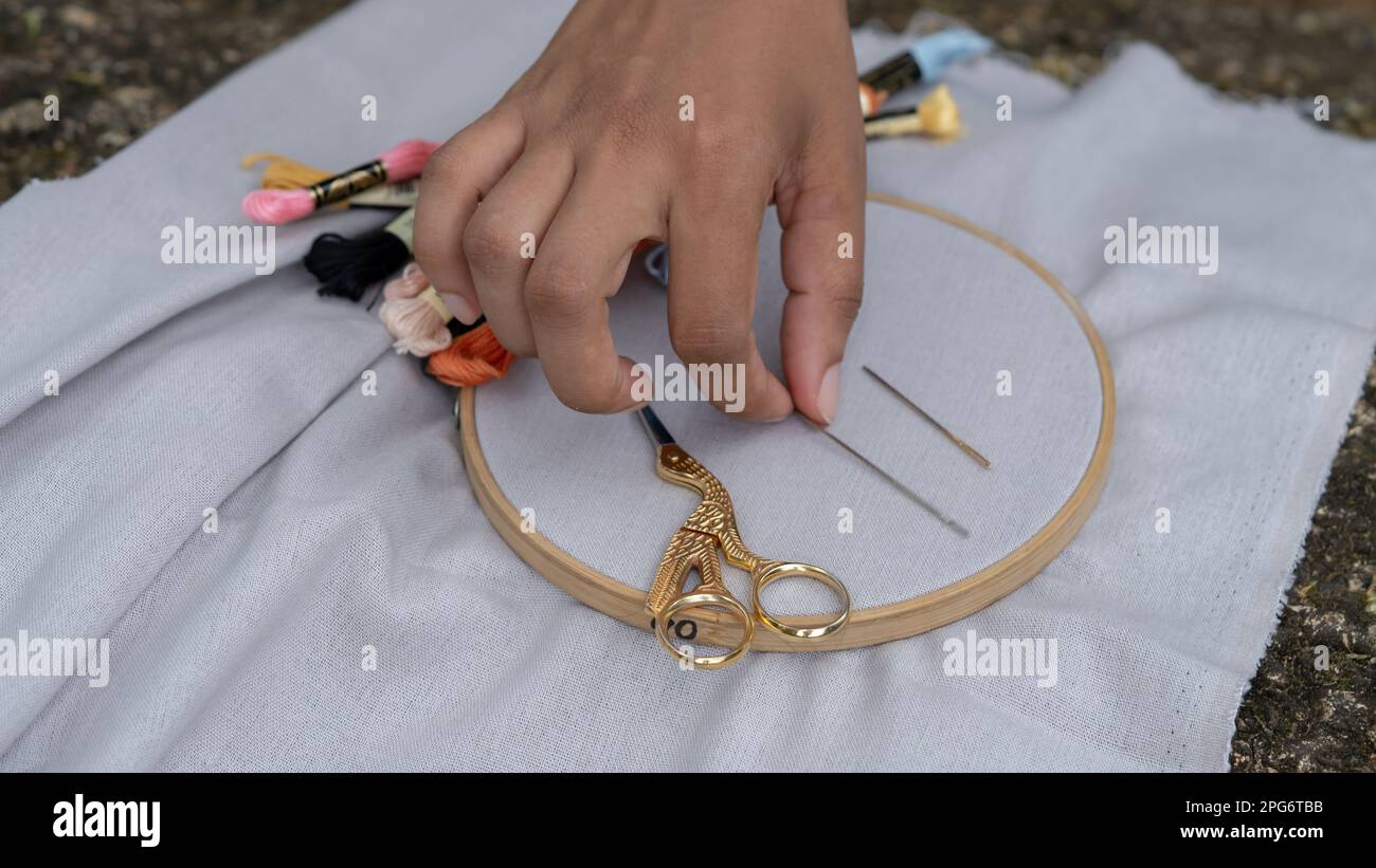 Accessories for hand embroidery with embroidery flosses: hoops, needles ...