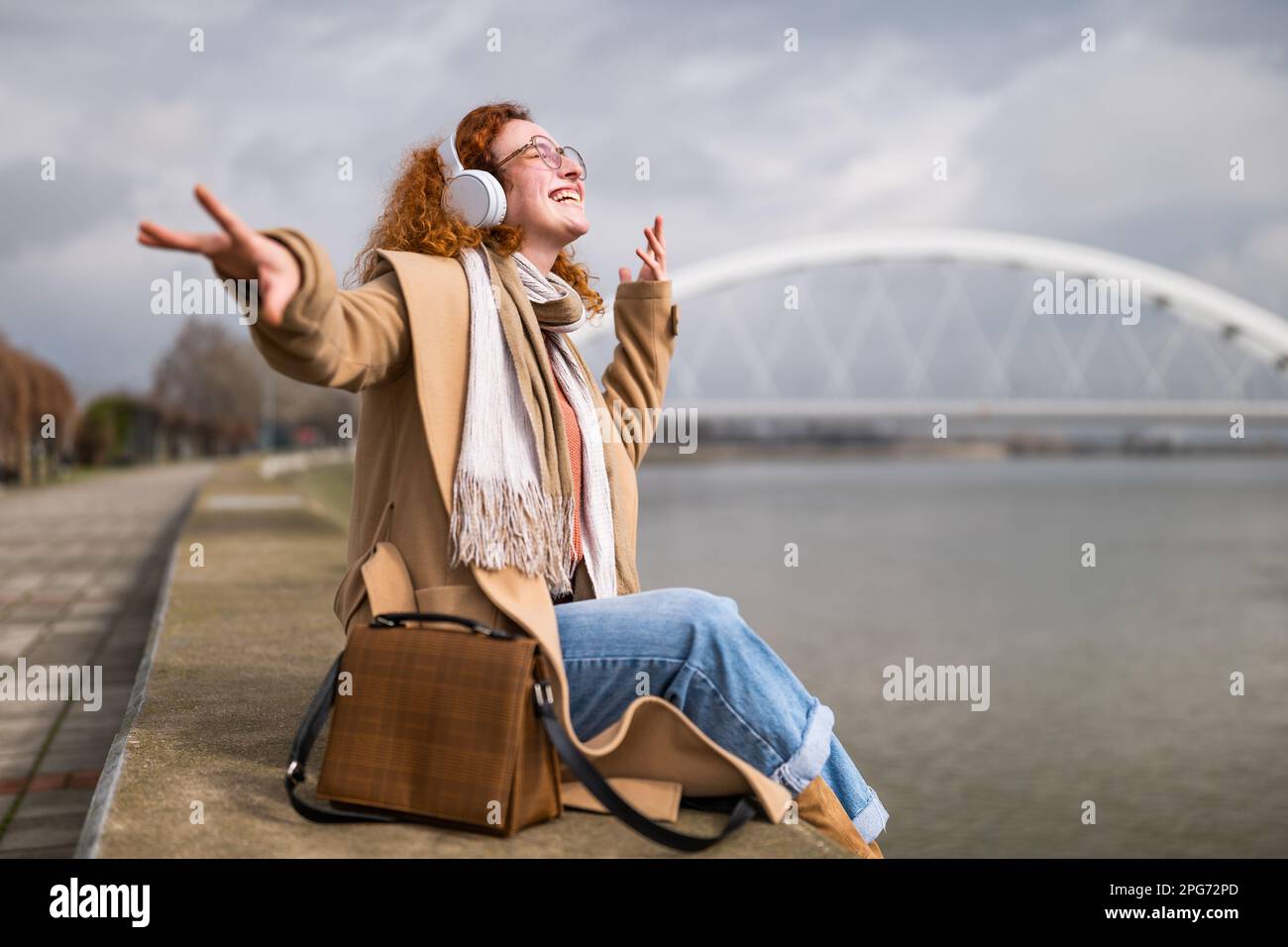 Natural portrait of cheerful caucasian ginger woman with freckles and ...