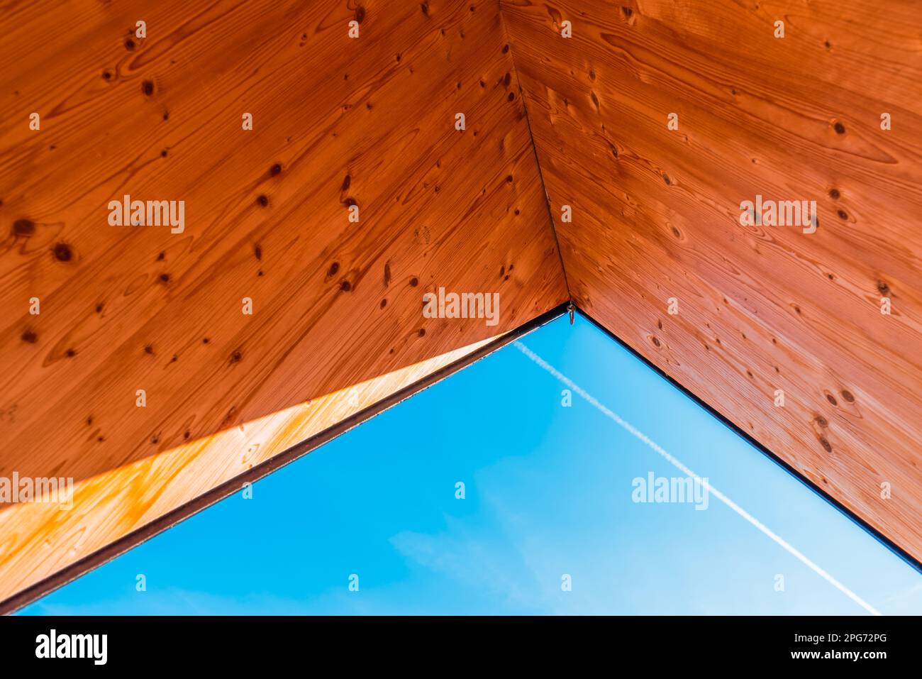 Pinewood roof hi-res stock photography and images - Alamy