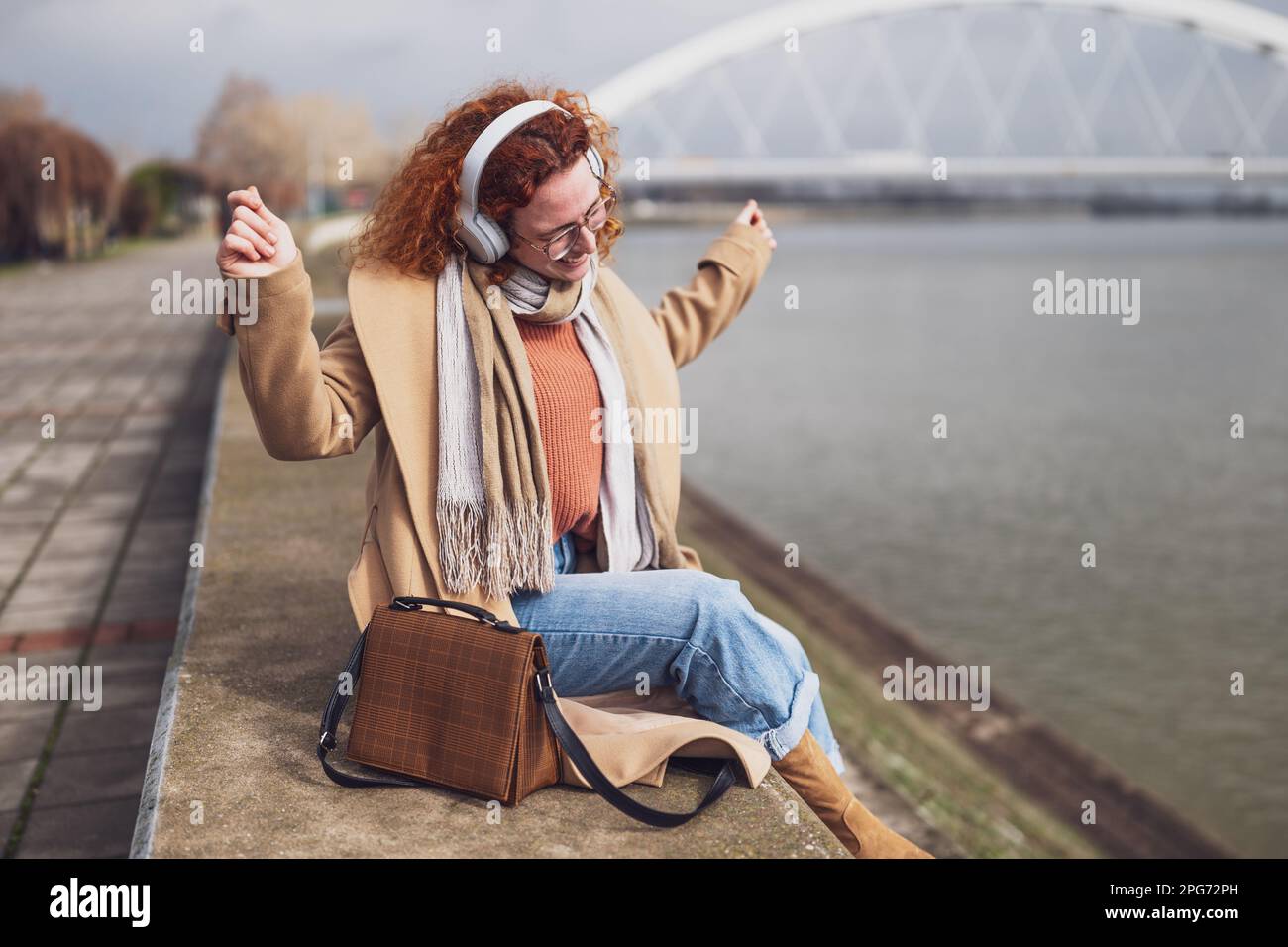 Natural portrait of cheerful caucasian ginger woman with freckles and ...