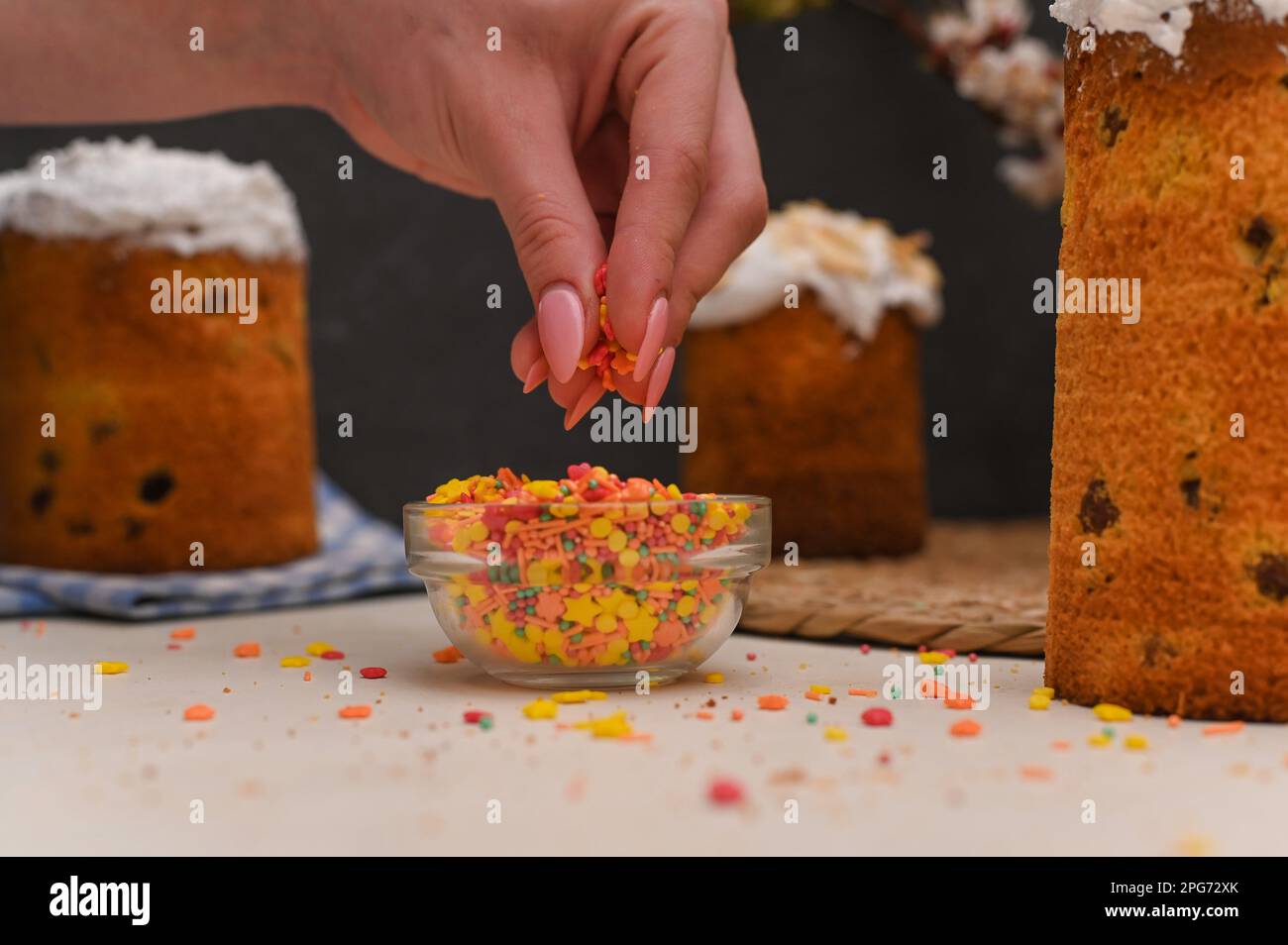 the end of the preparation of the Easter cake. The final stage is ...