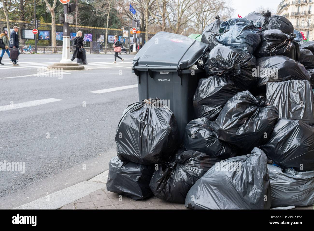 Trash Bag Mountain uncollected in Paris streets during pension reform ...